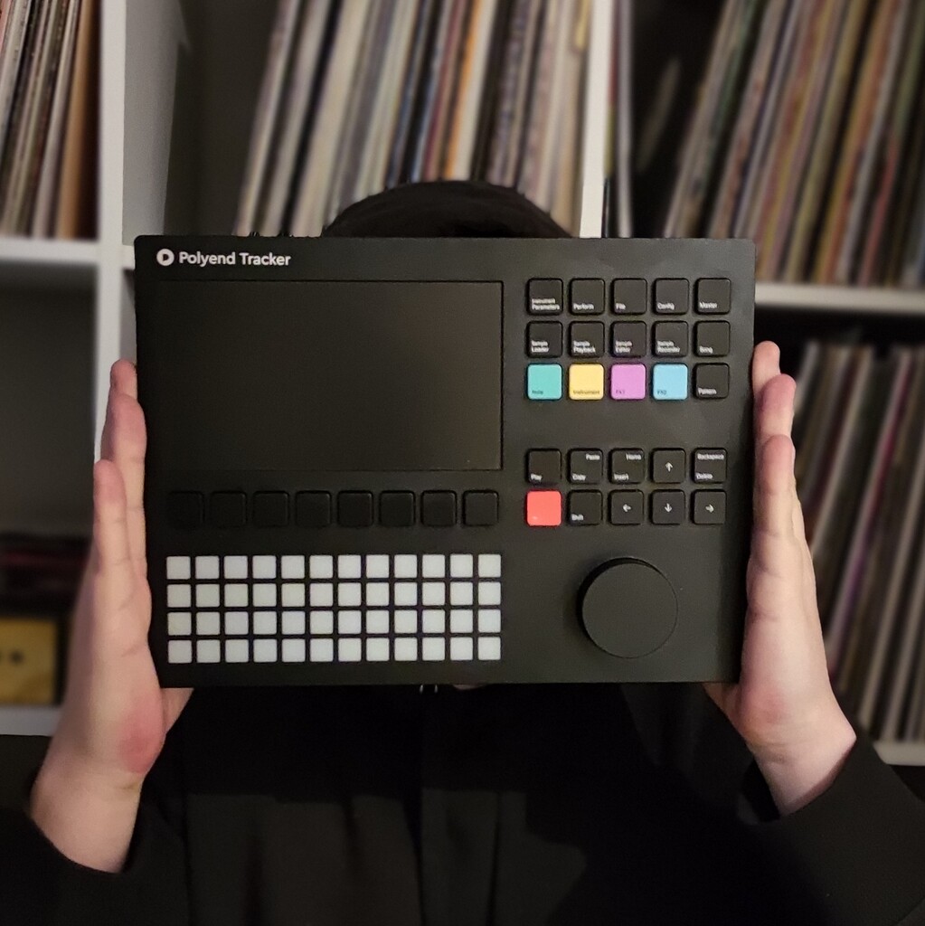 Martwy Robot – Polyend Tracker is a complex device to create a song ...